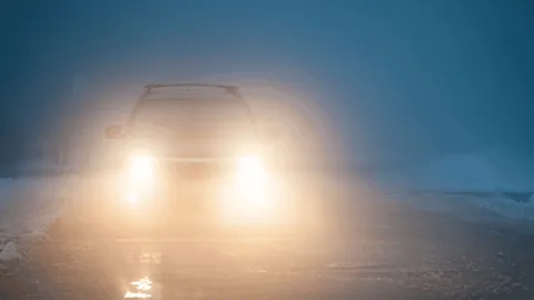 Feux de croisement et feux de route : comprendre la différence